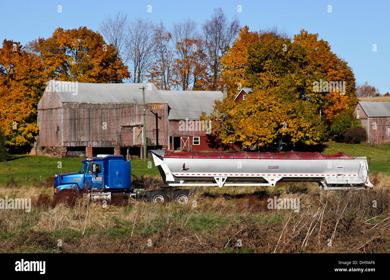 Blue lorry trailer hi-res stock photography and images - Alamy