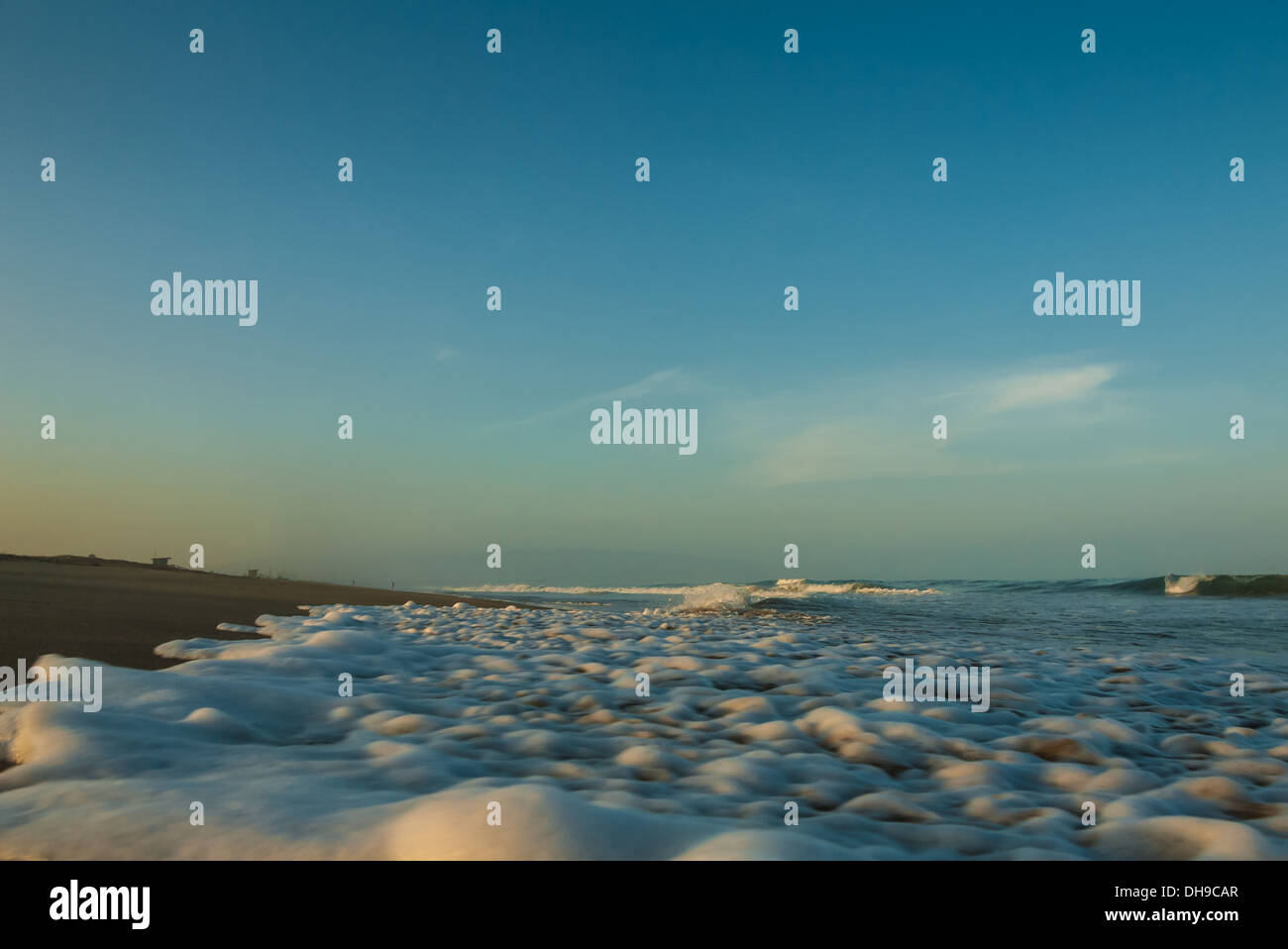 Incoming waves hi-res stock photography and images - Alamy