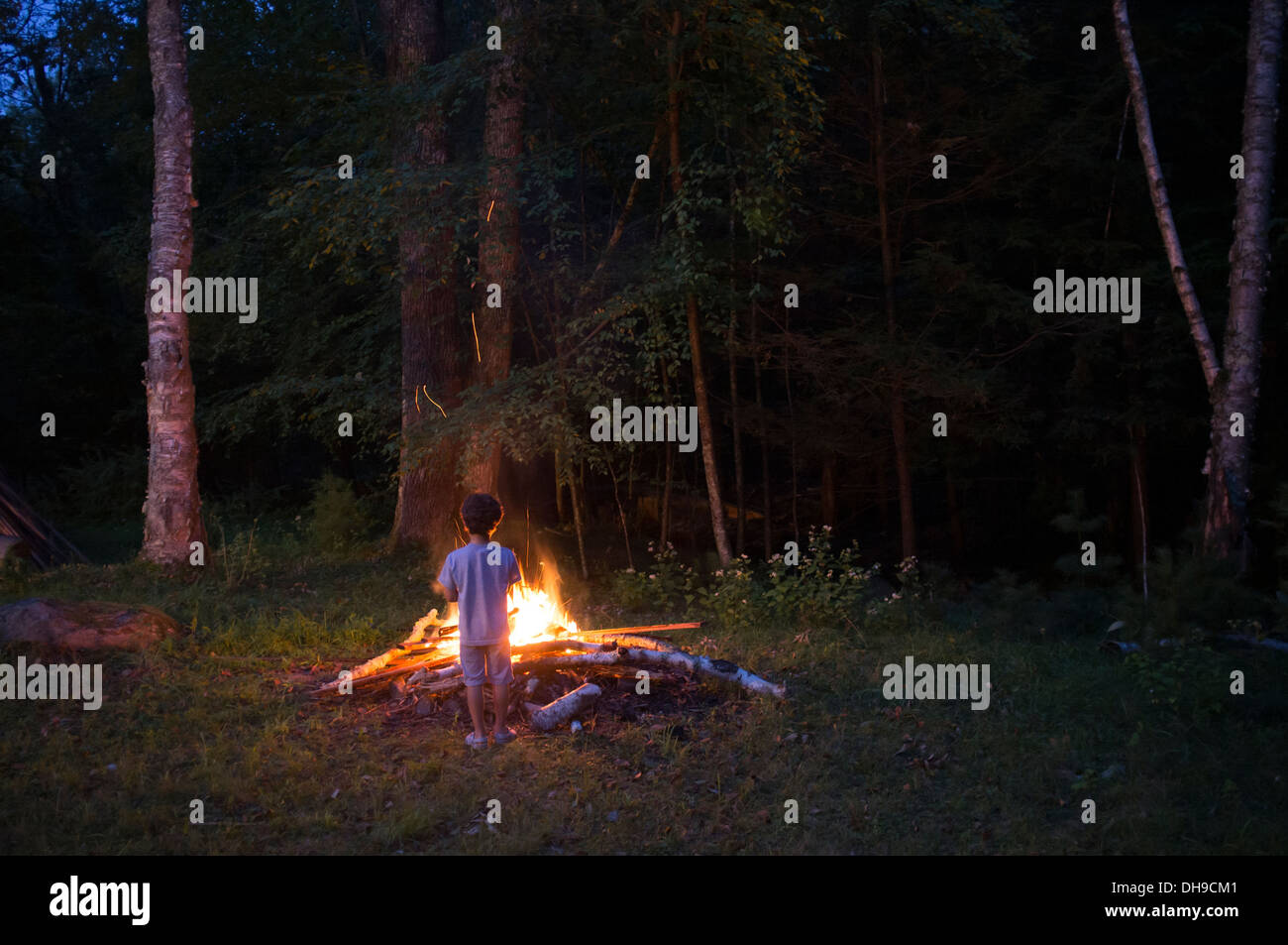 Bonfire boy hi-res stock photography and images - Alamy