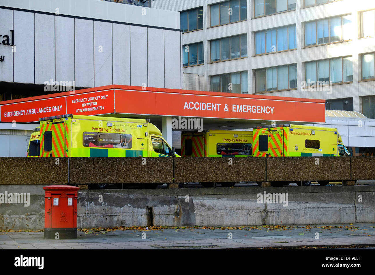 Nhs ambulances outside royal hi-res stock photography and images - Alamy