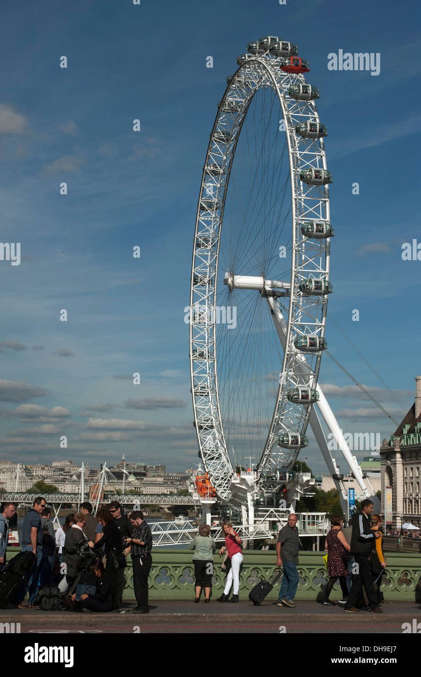 The London Eye ferris wheel (Millennium Wheel), South Bank, London ...