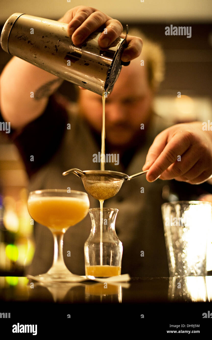 Bartender making a cocktail Stock Photo - Alamy
