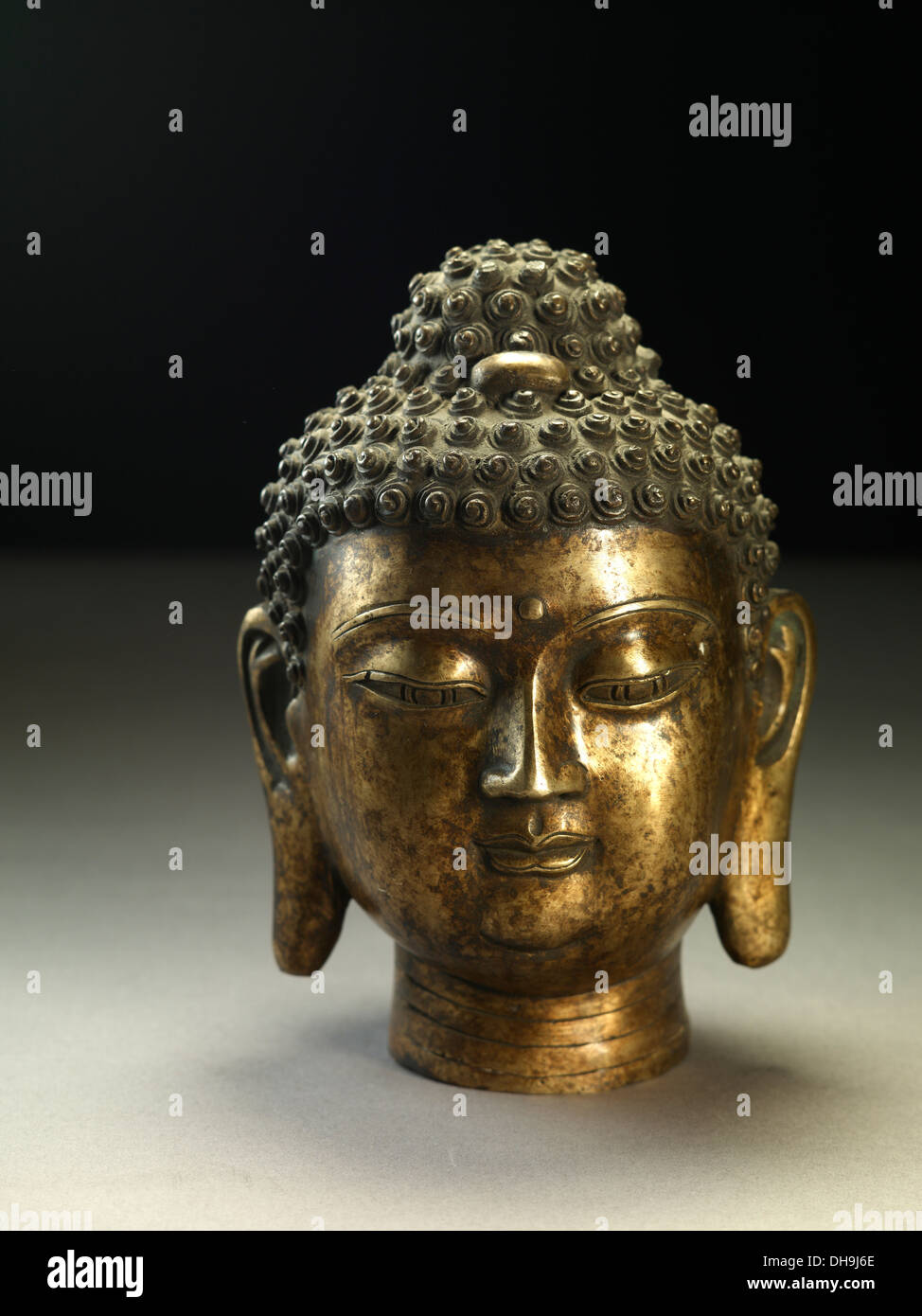 Gold statue hi-res stock photography and images - Alamy