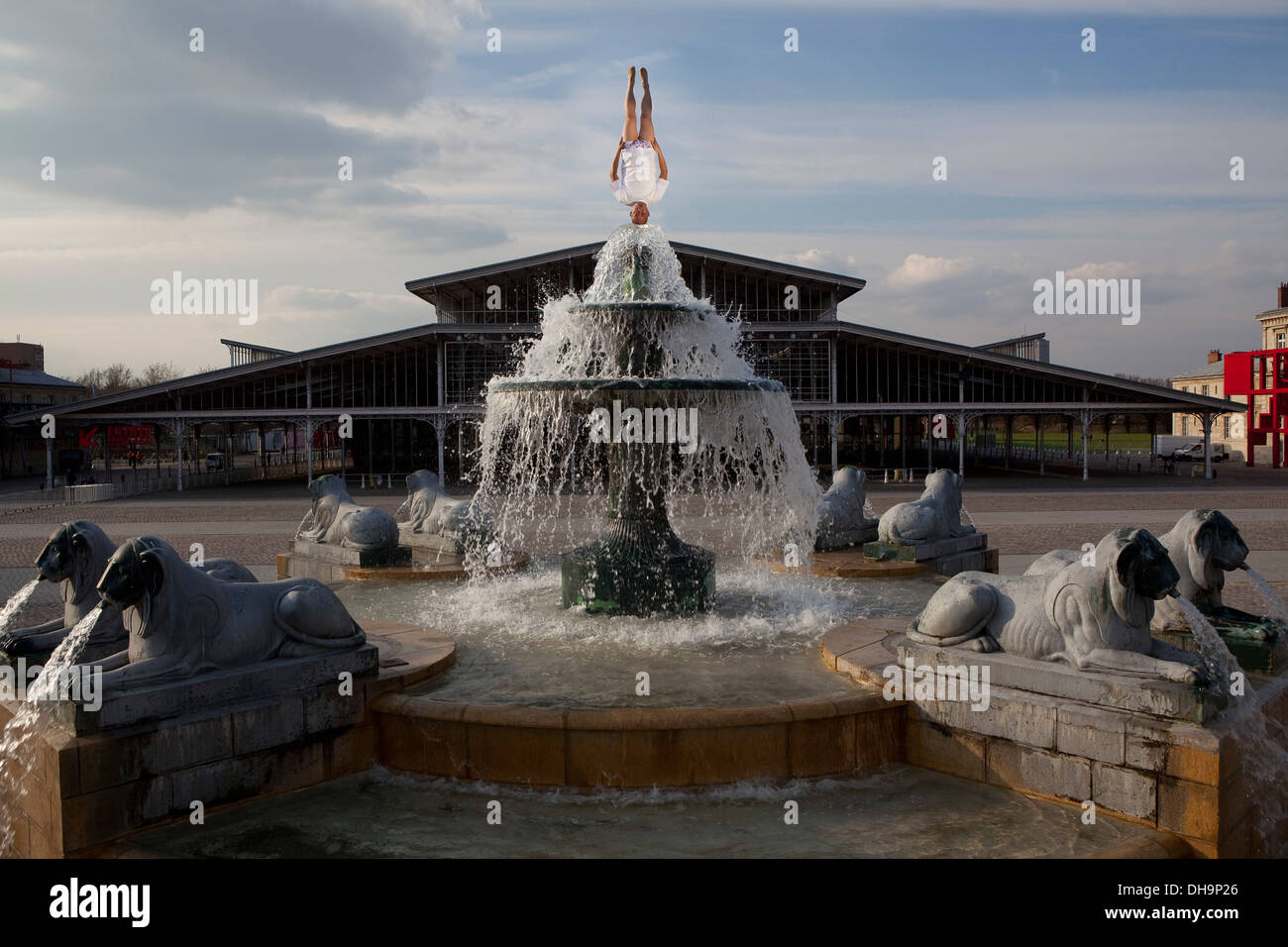 SUPER ACROBATIC ARTIST PHOTO-MAN Is it bird? Is it plane? No it's ...