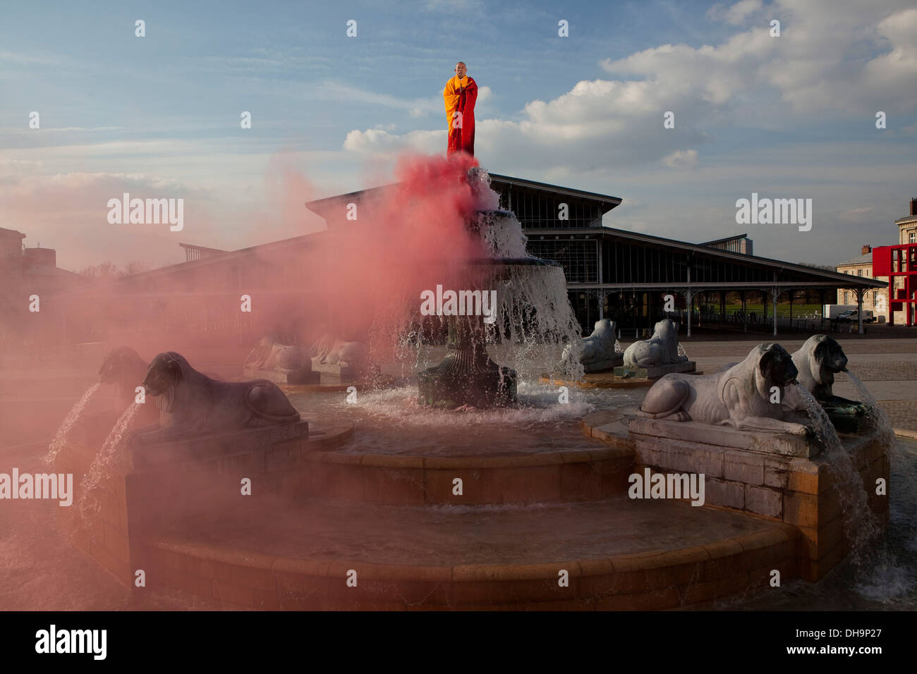 SUPER ACROBATIC ARTIST PHOTO-MAN Is it bird? Is it plane? No it's ...