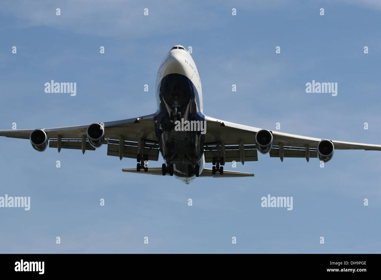 Boeing 747 landing hi-res stock photography and images - Alamy