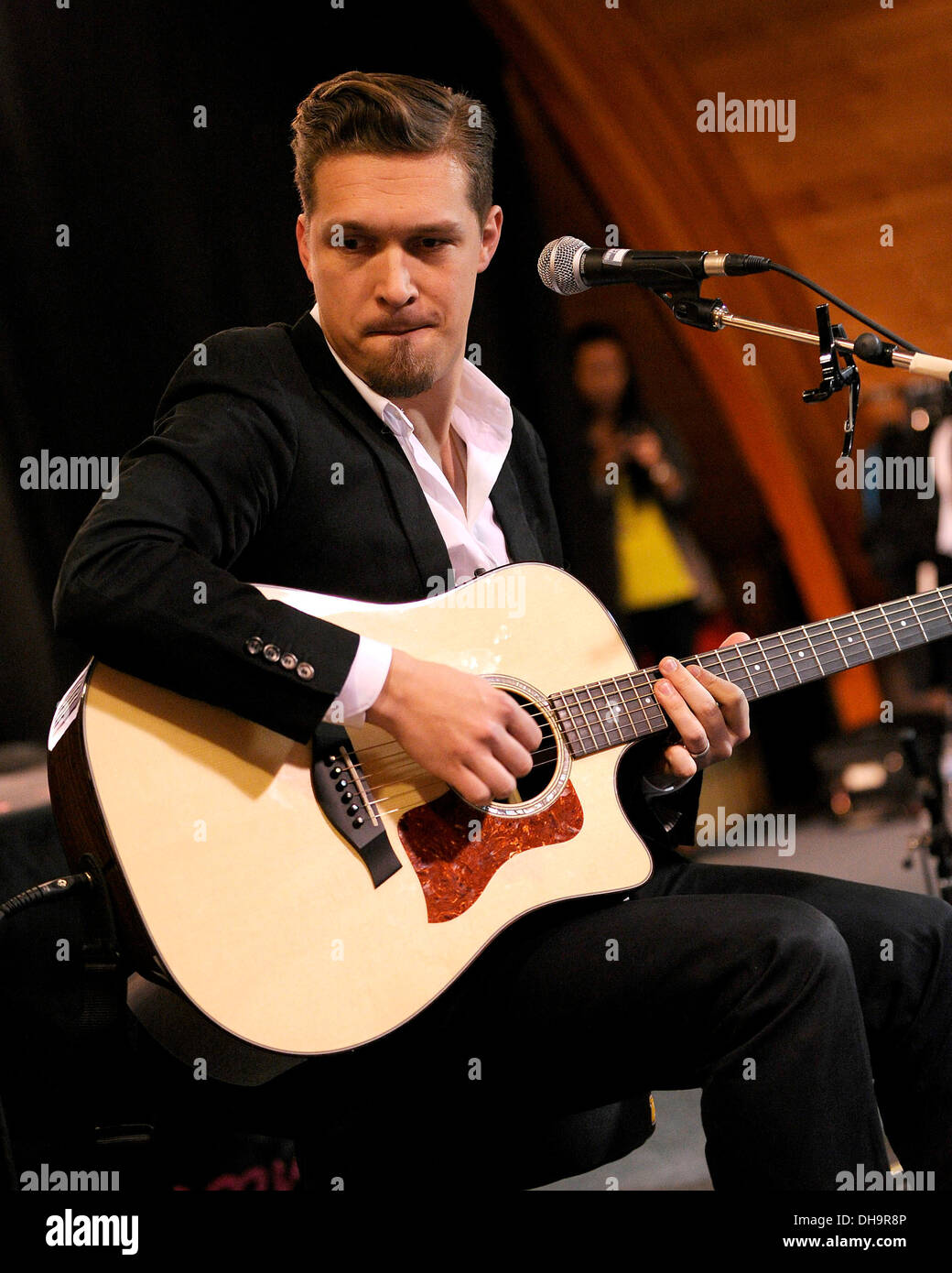 Isaac Hanson Hanson acoustic performance & autograph session presented ...