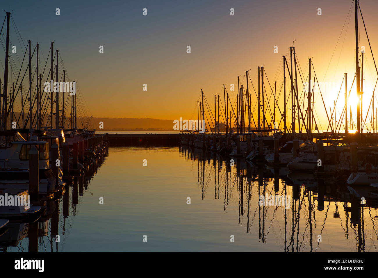 Dawn sunrise marina boats hi-res stock photography and images - Alamy