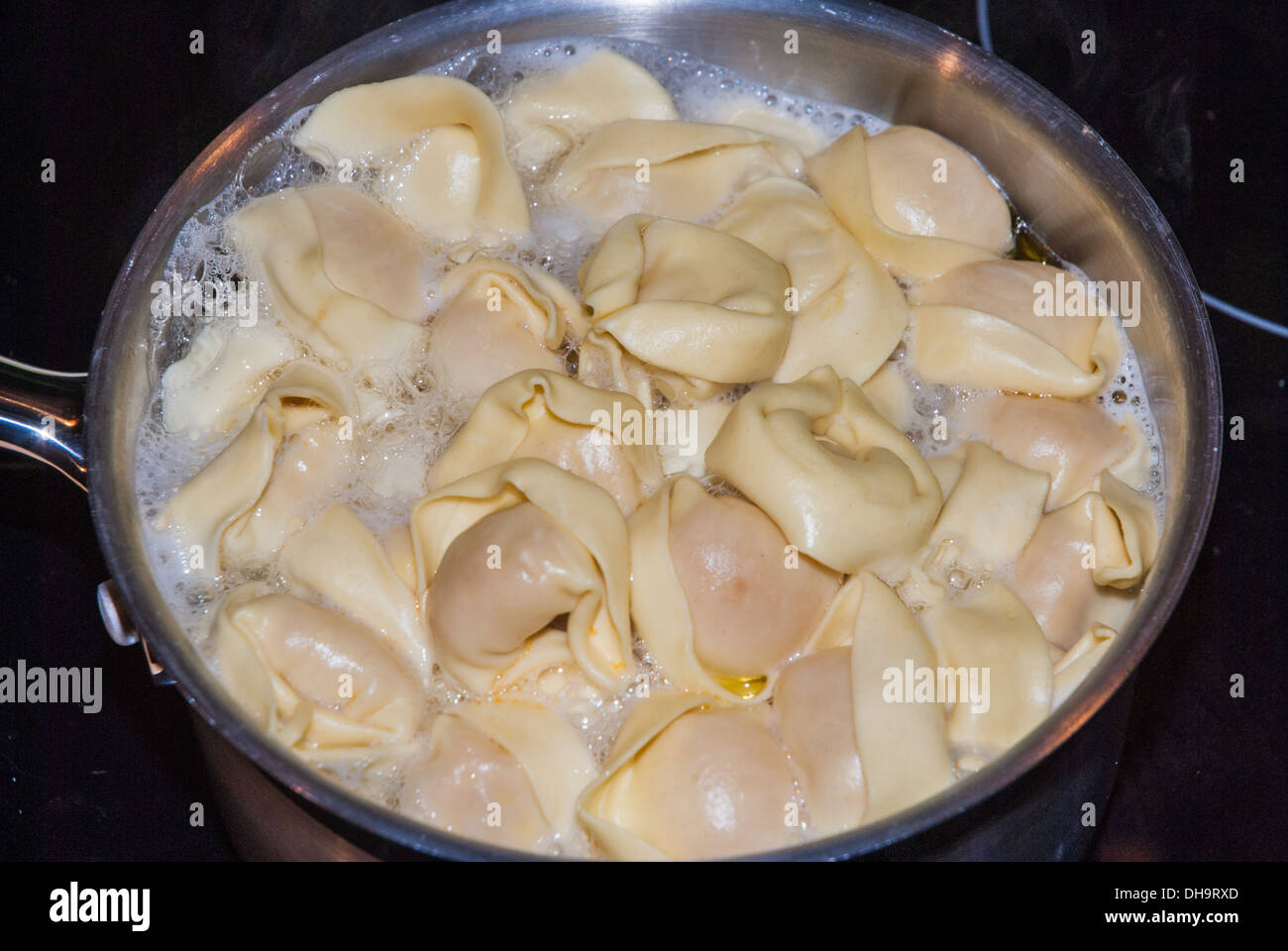 Boiling pasta hi-res stock photography and images - Alamy
