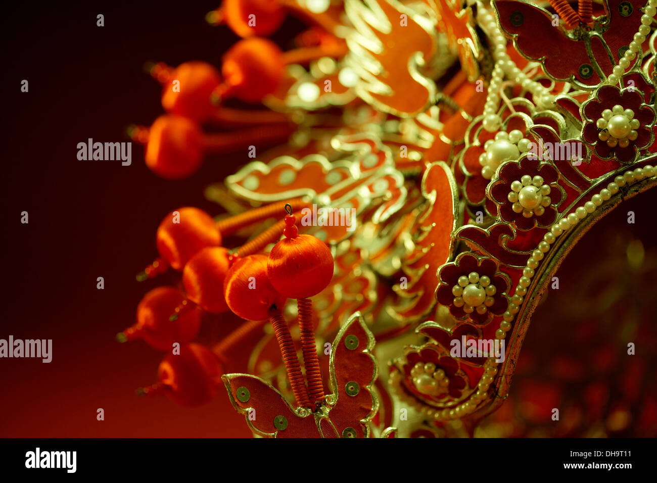 Chinese traditional wedding crown, phoenix coronal Stock Photo - Alamy