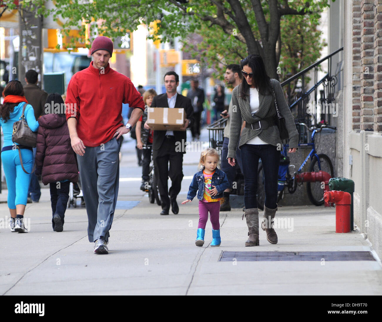 Jason Hoppy his wife Bethenny Frankel and their daughter Bryn go for a ...