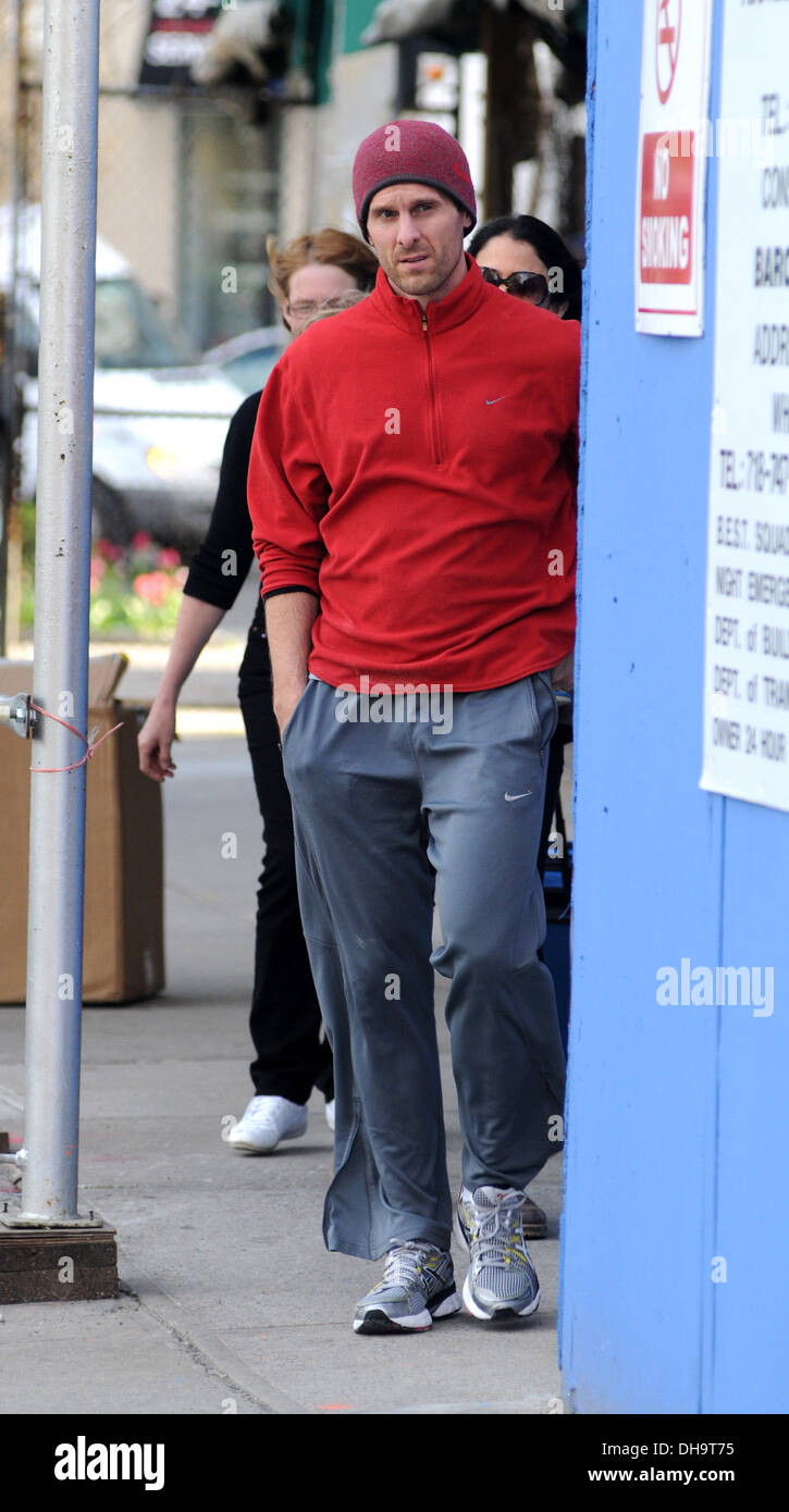 Jason Hoppy his wife Bethenny Frankel and their daughter Bryn go for a ...