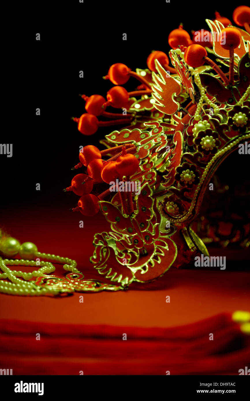 Chinese traditional wedding crown, phoenix coronal Stock Photo - Alamy