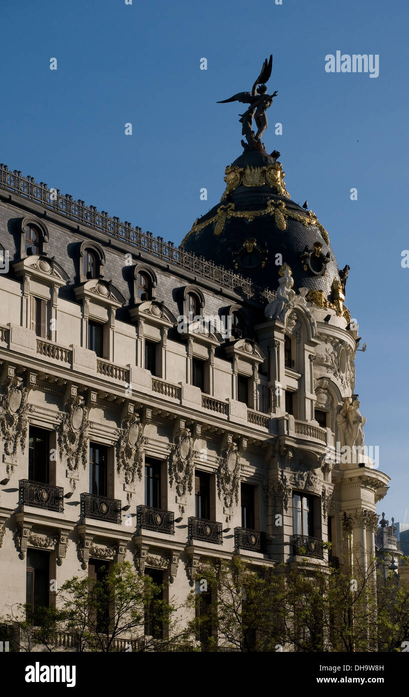 Metropolis building hi-res stock photography and images - Alamy