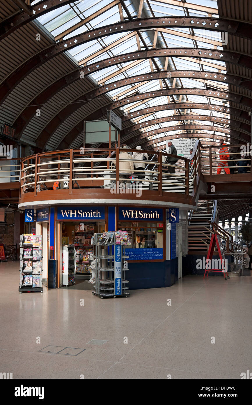 Wh smith station hi-res stock photography and images - Alamy