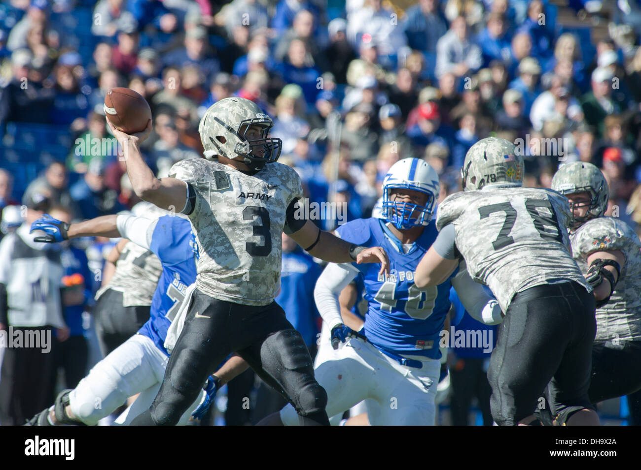 Army quarterback ball falcon stadium hi-res stock photography and ...