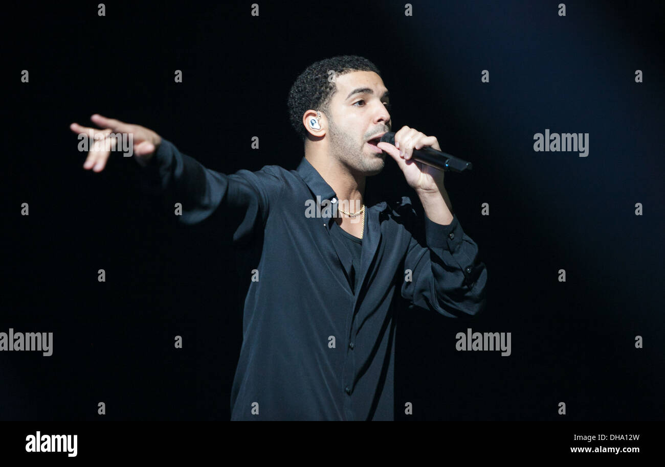 Drake performs live at Palais Omnisports de Paris-Bercy Featuring ...