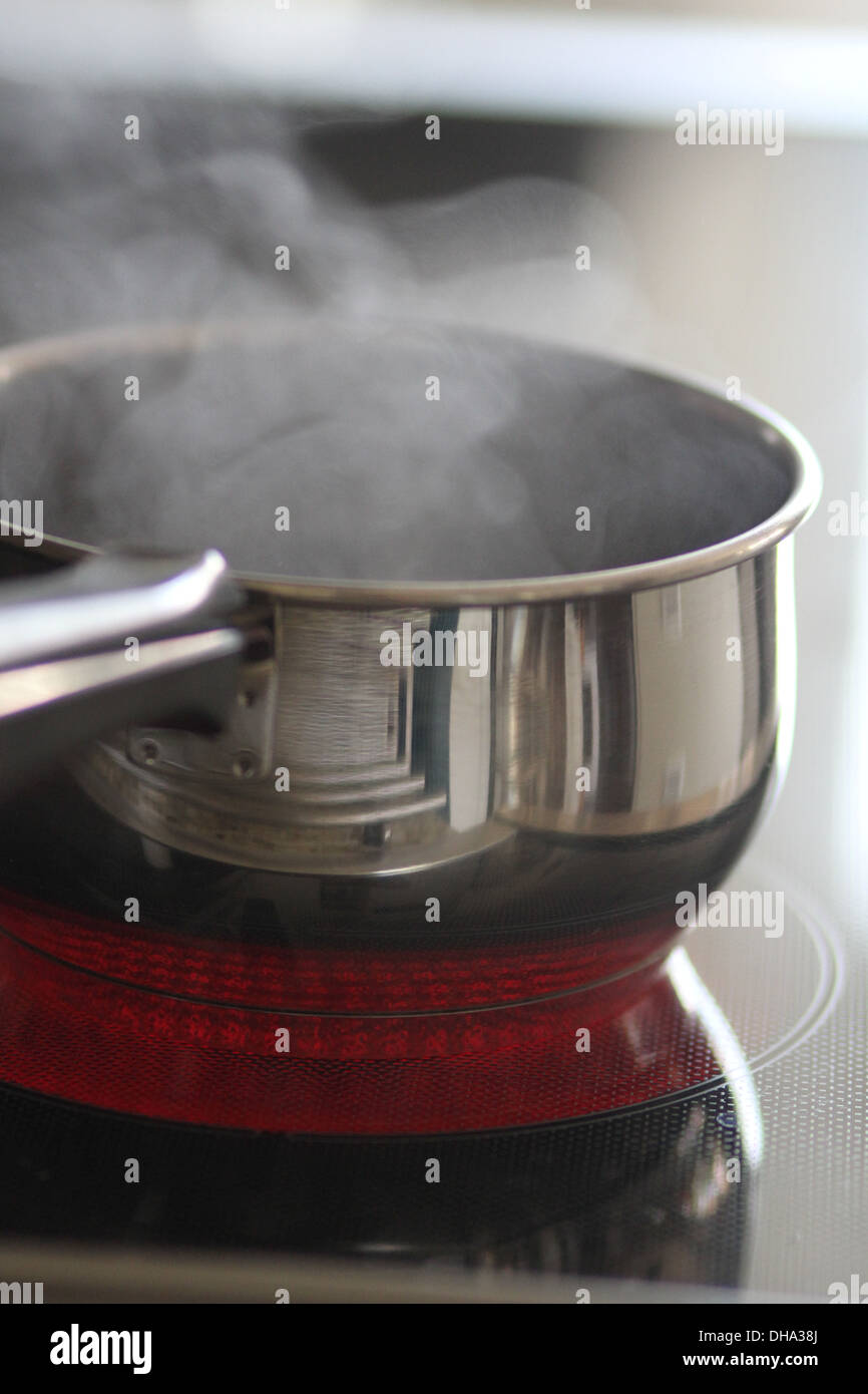 A pot of boiling water Stock Photo - Alamy