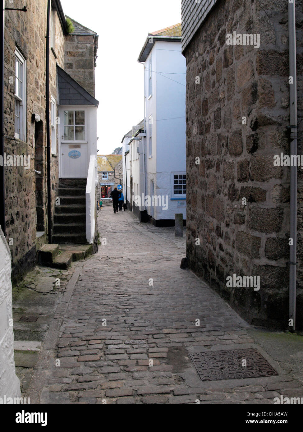 Narrow cobbled street, St Ives, Cornwall, UK Stock Photo - Alamy