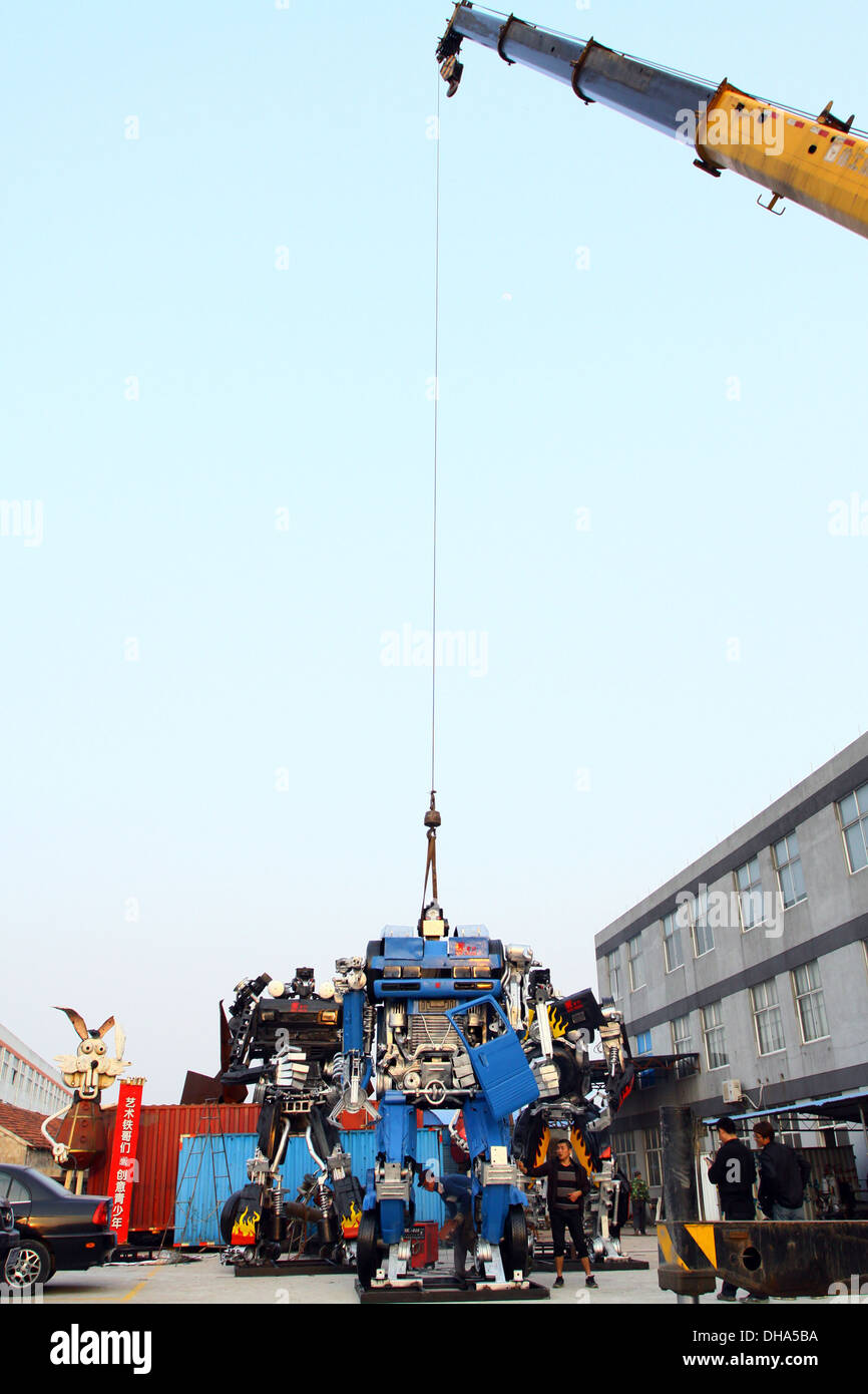 Giant Scrap Metal Transformers Chinese artist Kefeng Zhu and his team ...