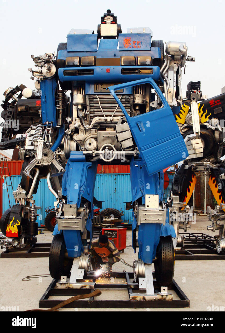 Giant Scrap Metal Transformers Chinese artist Kefeng Zhu and his team ...