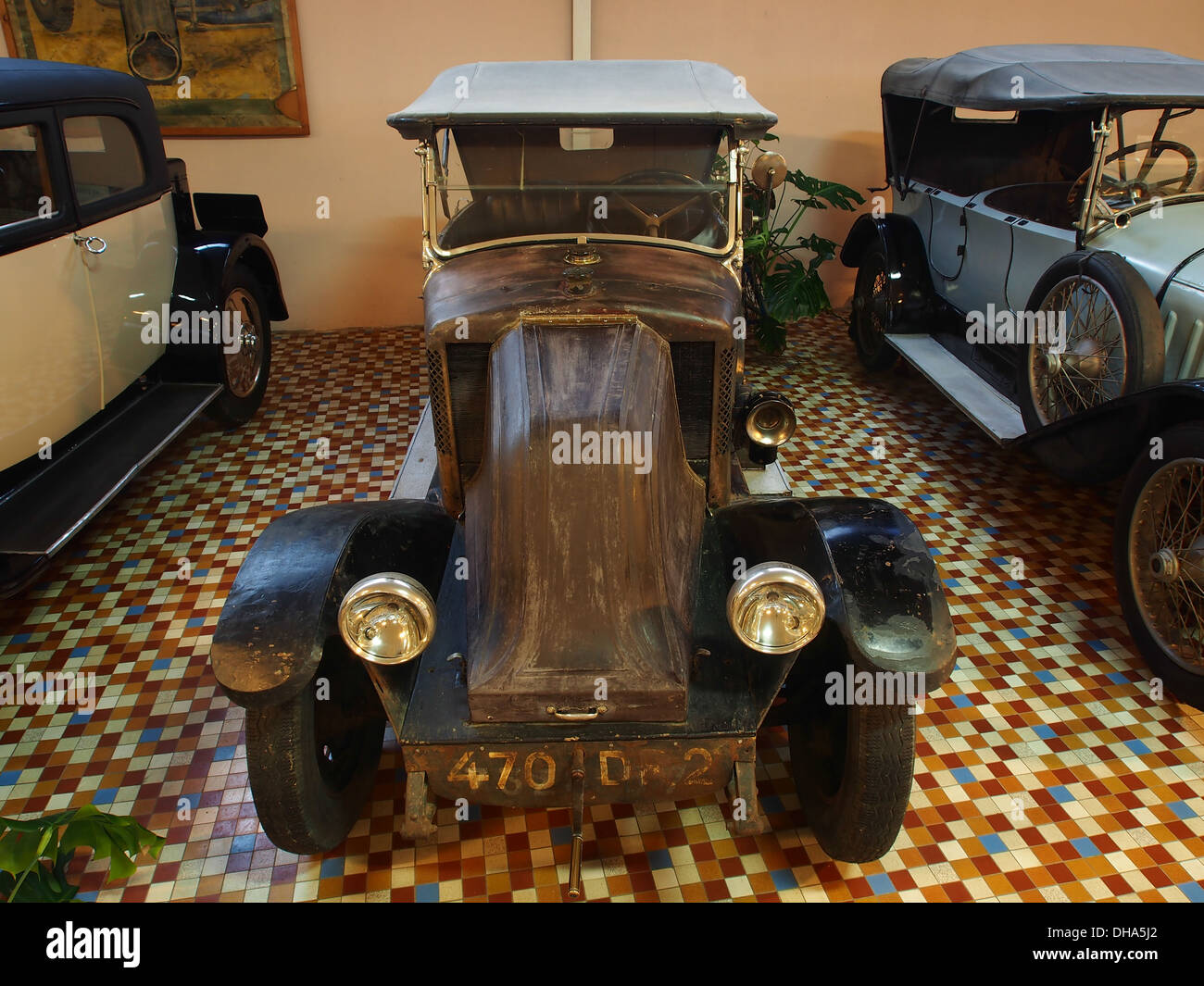 The 1922 Renault KJ is a vintage car featuring a four-cylinder ...