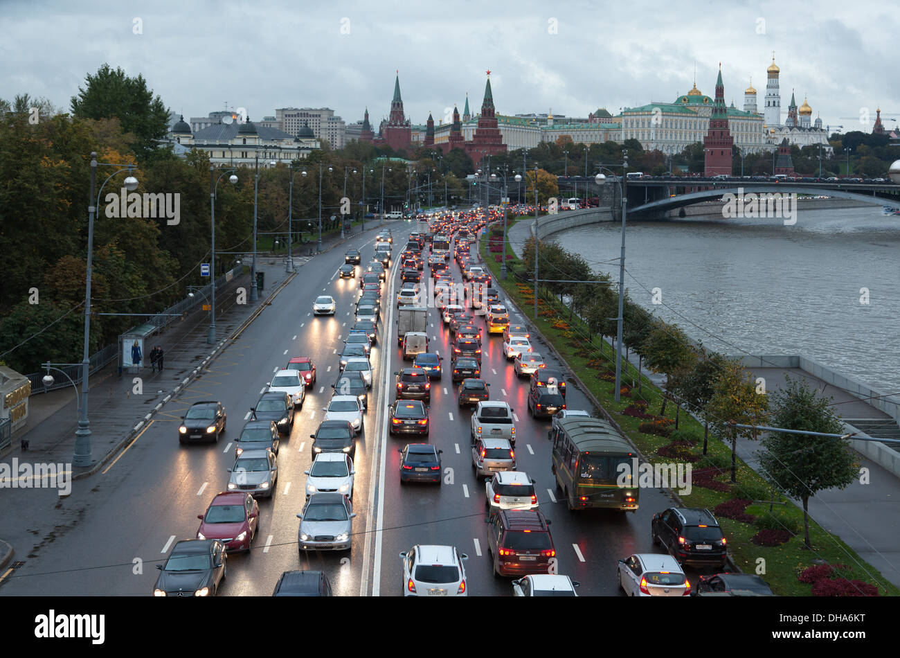 Traffic congestion in the evening on the banks of the River Moscow ...