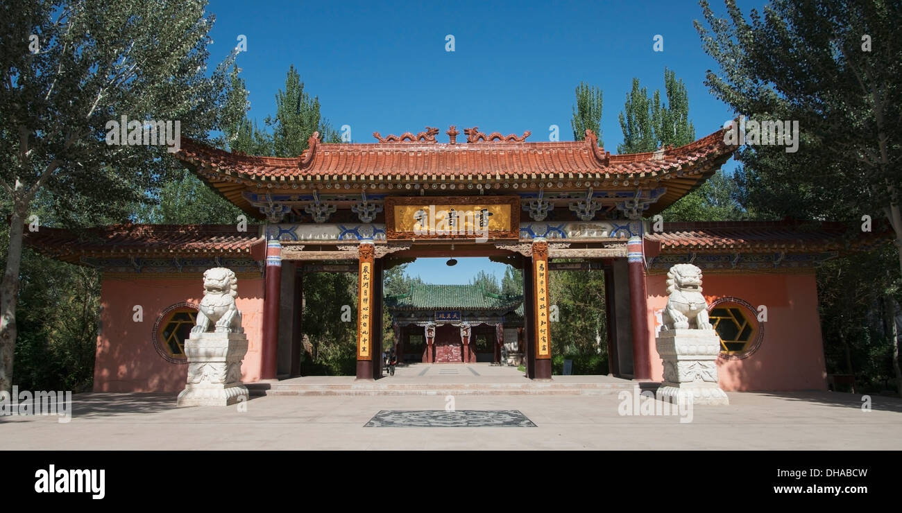 An Entrance In Traditional Japanese Architecture And Two Lion Statues ...