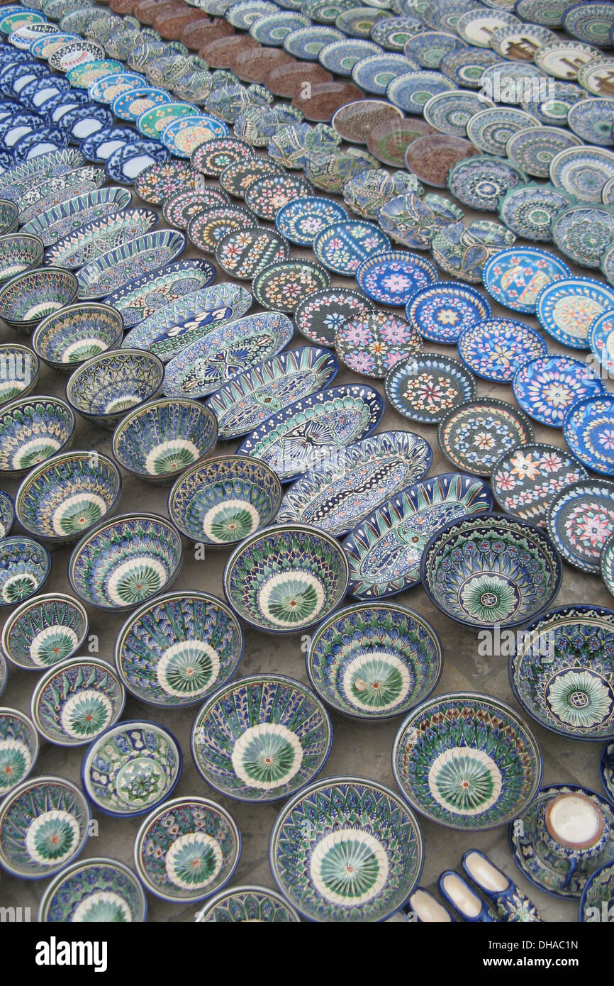 souvenirs of plates and pottery in Samarkand, Uzbekistan Stock Photo ...