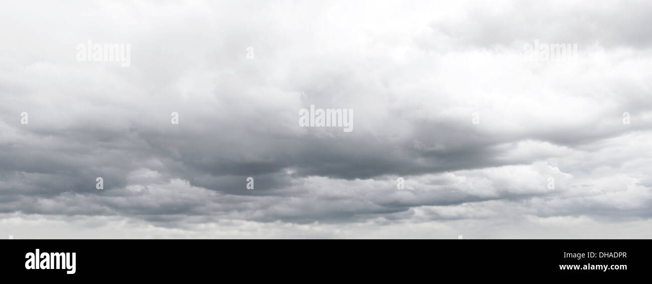 Grey overcast skies hi-res stock photography and images - Alamy