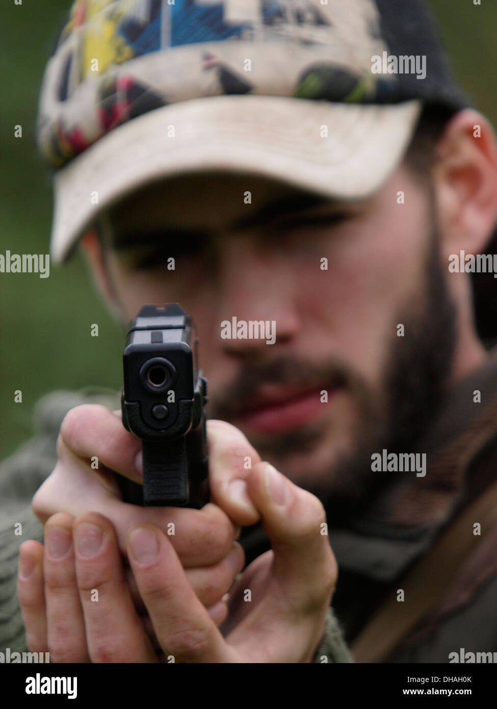 20 how to shoot a hand gun hi-res stock photography and images - Alamy