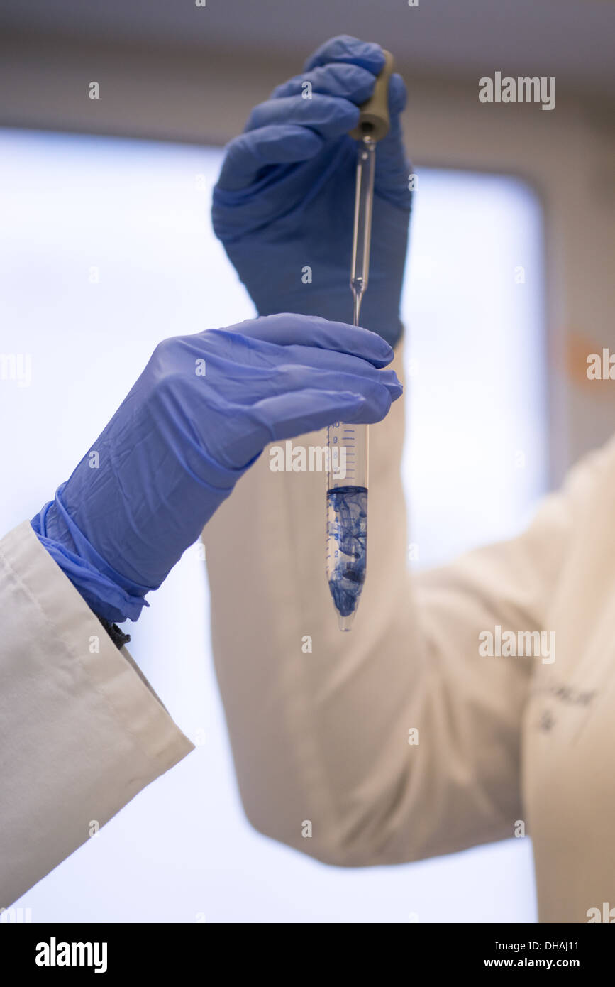 University chemistry laboratory hi-res stock photography and images - Alamy