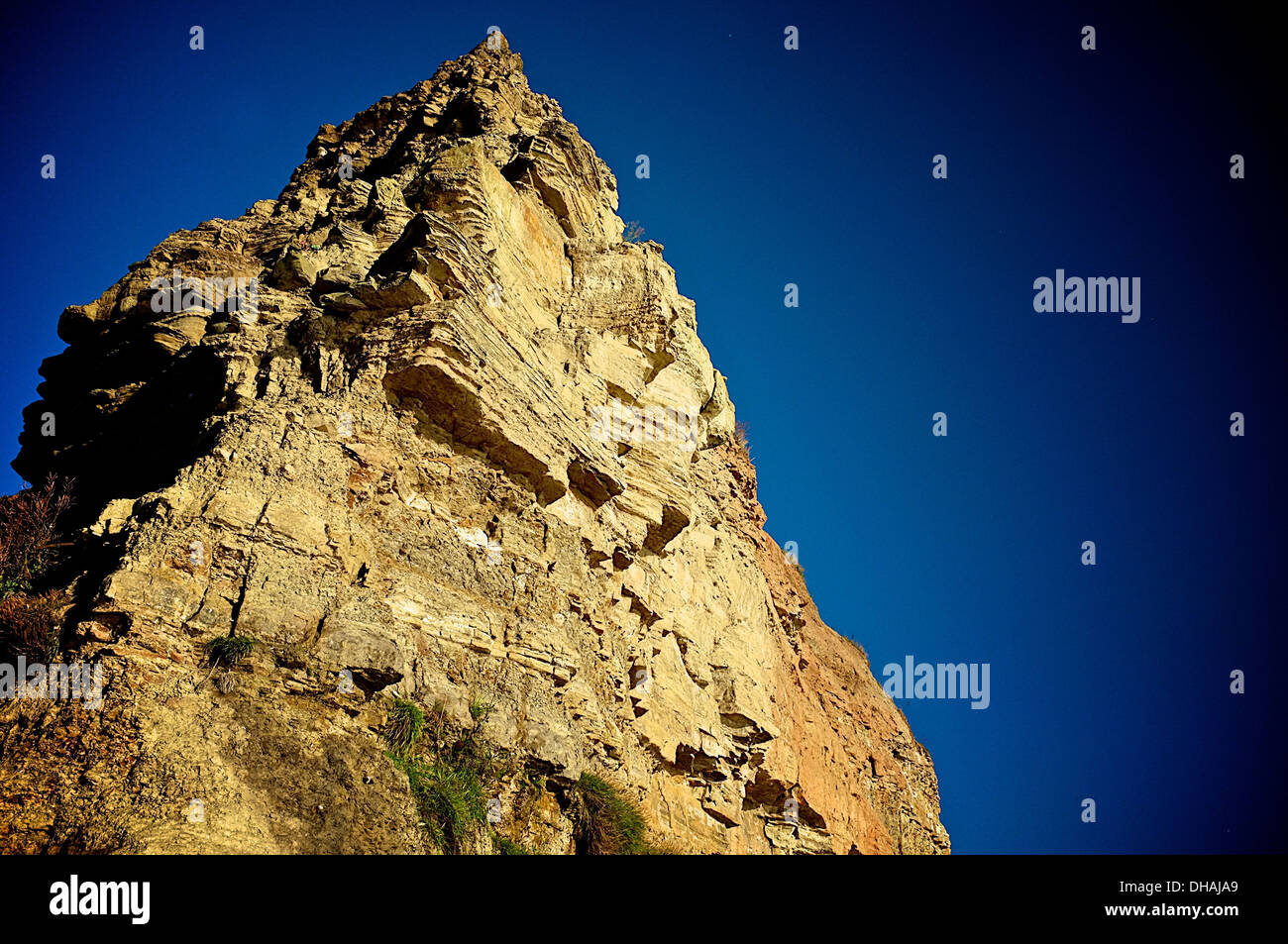 Jagged cliff hi-res stock photography and images - Alamy