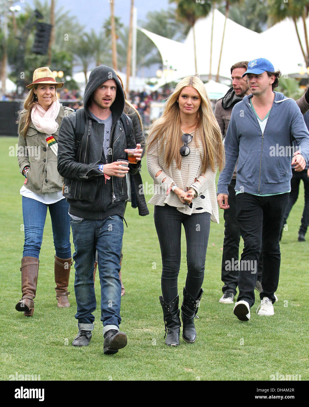 Ripped jeans and skinny and walking hi-res stock photography and images ...