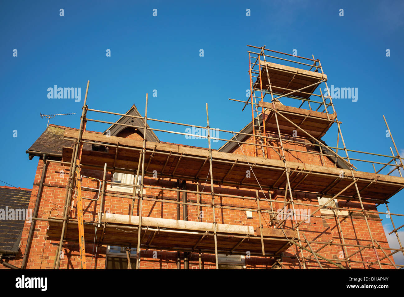 Scaffolding on side of building hi-res stock photography and images - Alamy