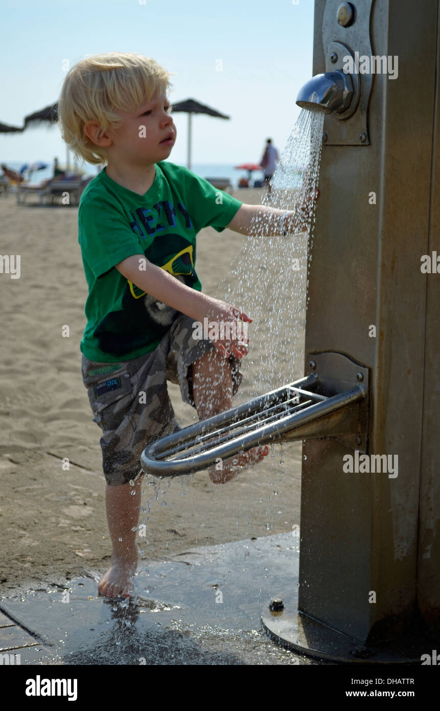 Beach washing hi-res stock photography and images - Alamy