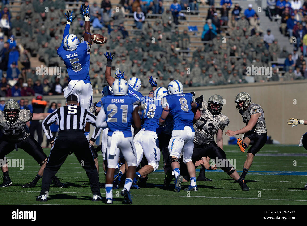 Defensive back hi-res stock photography and images - Alamy