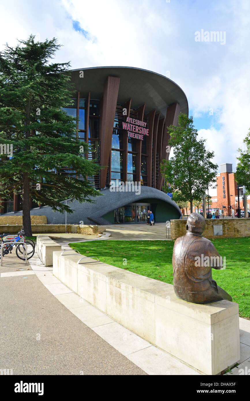 Ronnie Barker Memorial Statue outside Aylesbury Waterside Theatre ...
