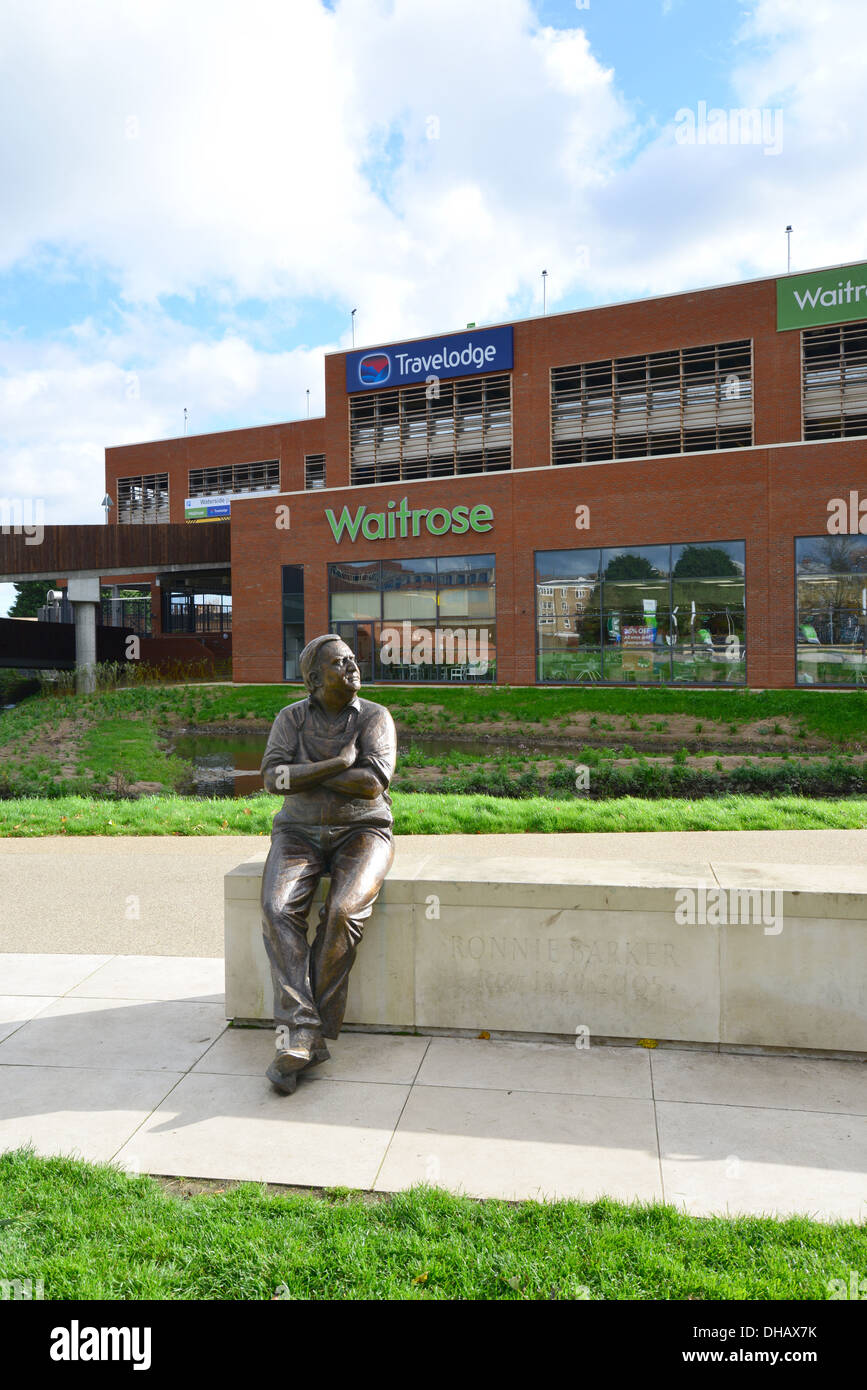 Ronnie Barker Memorial Statue outside Aylesbury Waterside Theatre ...