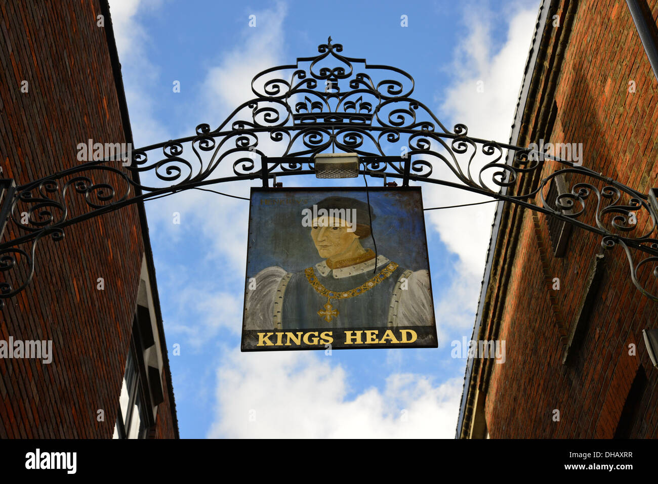 Kings head inn pub sign hi-res stock photography and images - Alamy