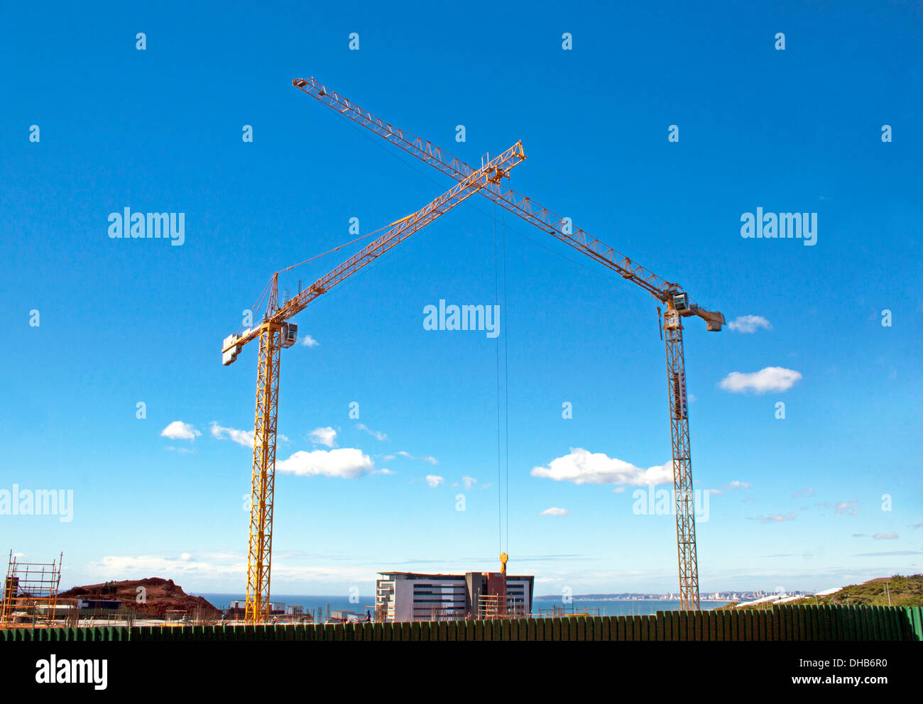 Cranes operating hi-res stock photography and images - Alamy