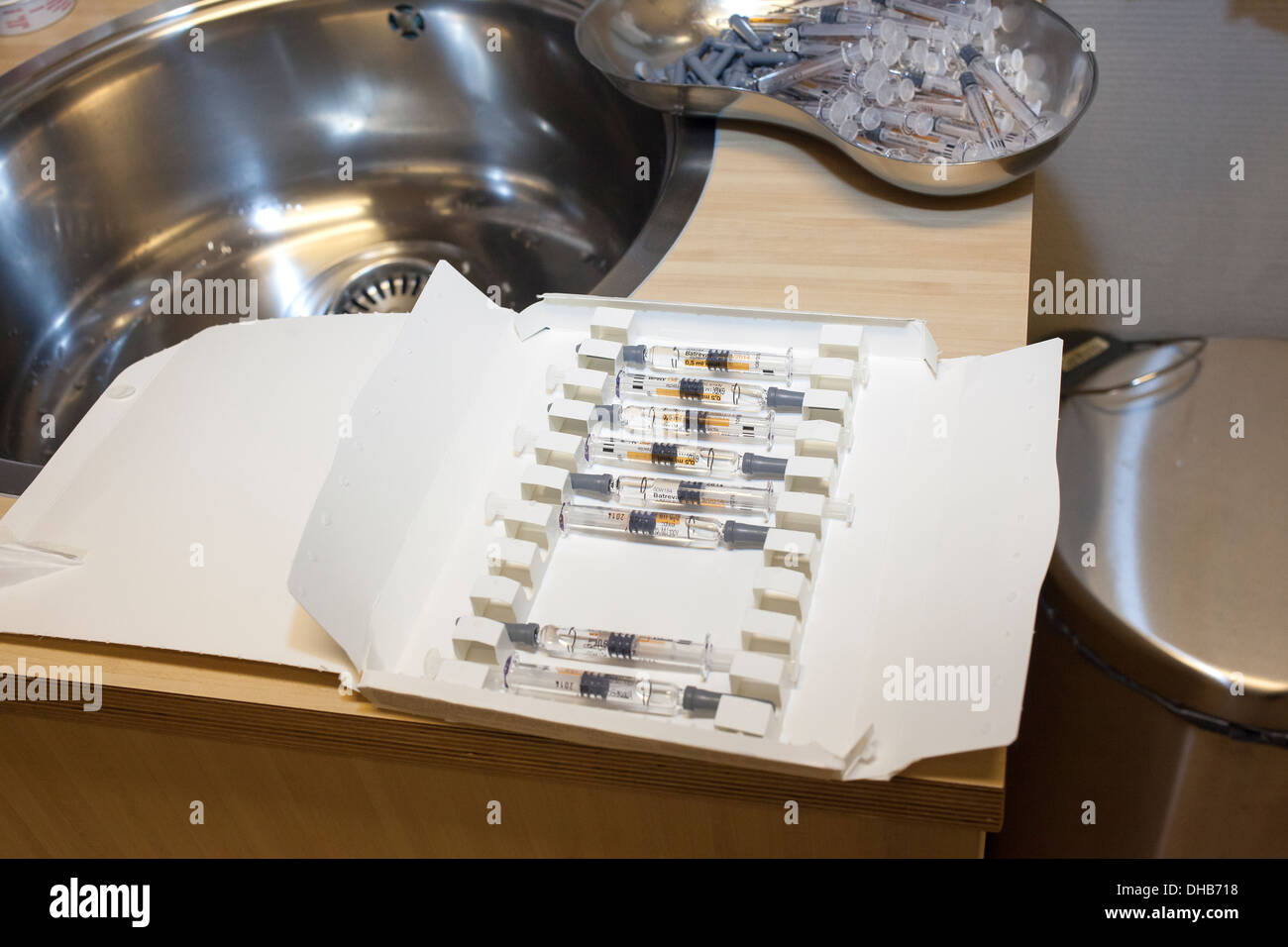 Box of syringes hi-res stock photography and images - Alamy