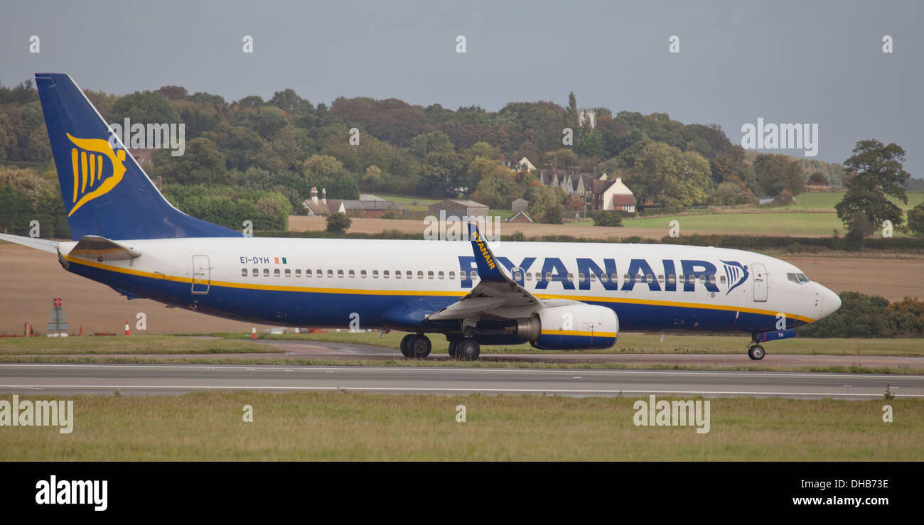 Ryanair Boeing 737 EI-DYH departing London-Luton Airport LTN Stock ...