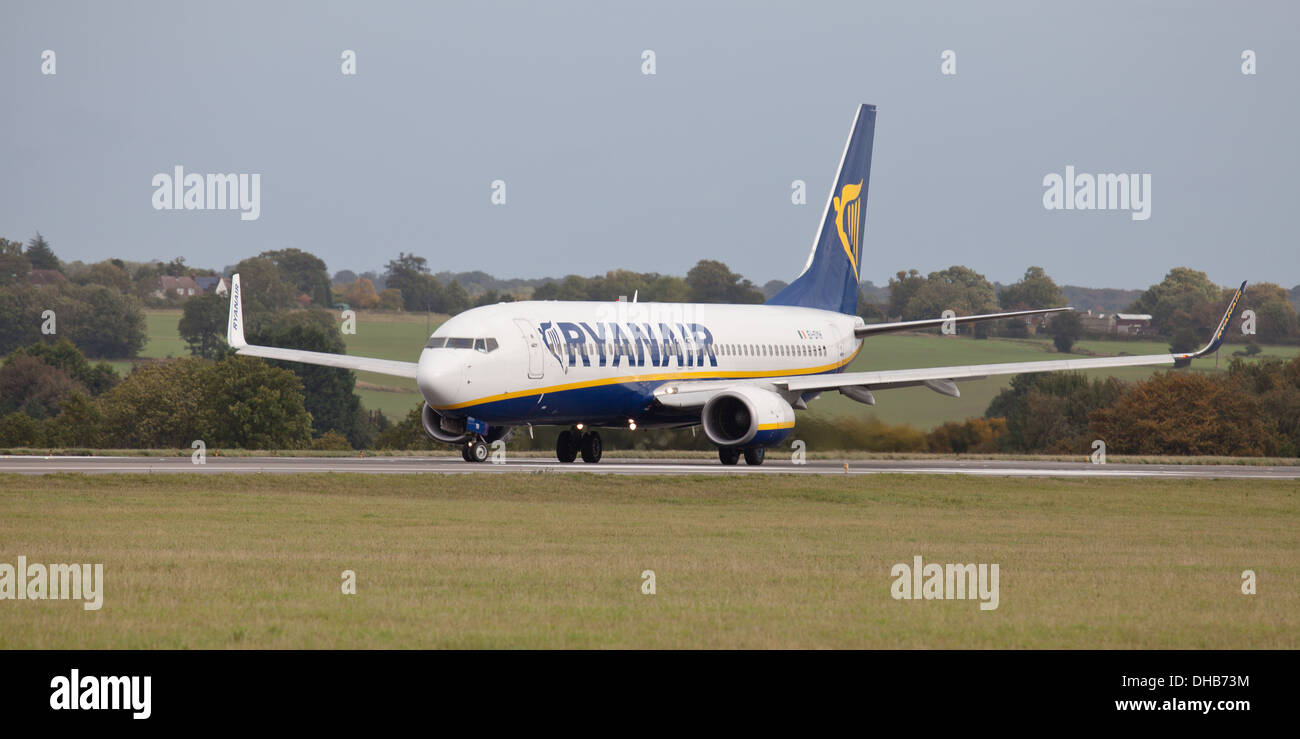 Ryanair ei dyh departing london luton airport hi-res stock photography ...
