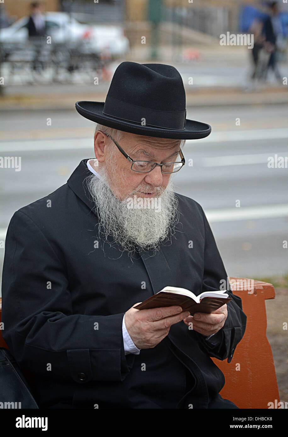 Seated reading hi-res stock photography and images - Alamy