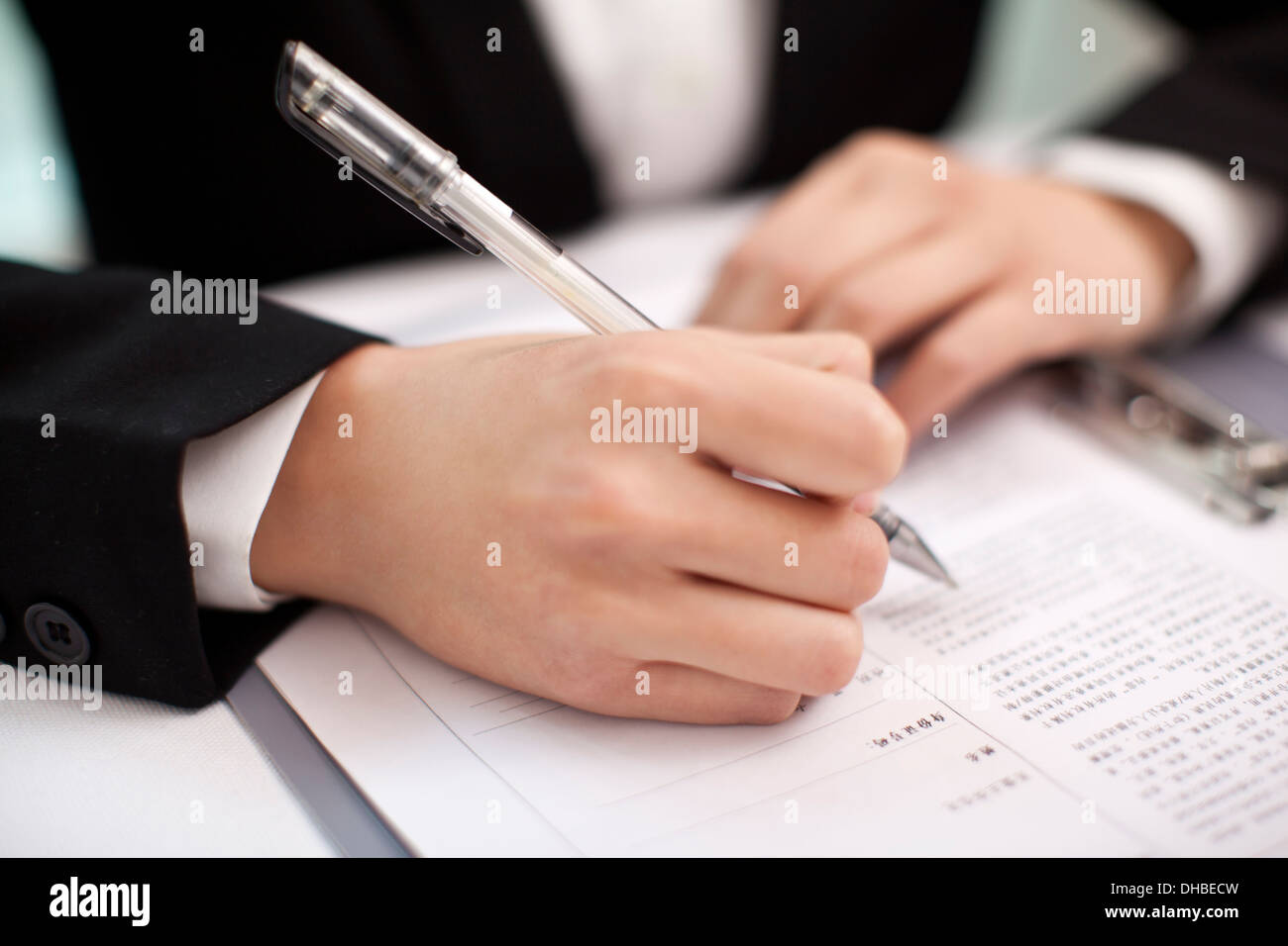 Businesswoman signing documents,close-up of hands Stock Photo - Alamy