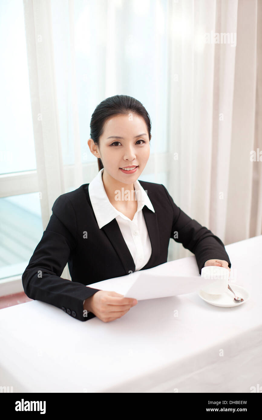 Business woman paper plate up hi-res stock photography and images - Alamy