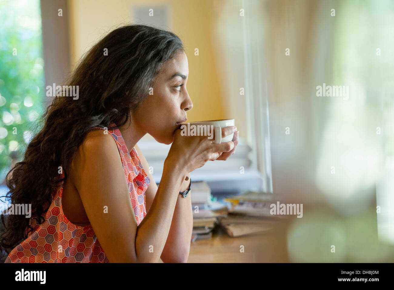 Woman summer coffee looking at camera hi-res stock photography and ...