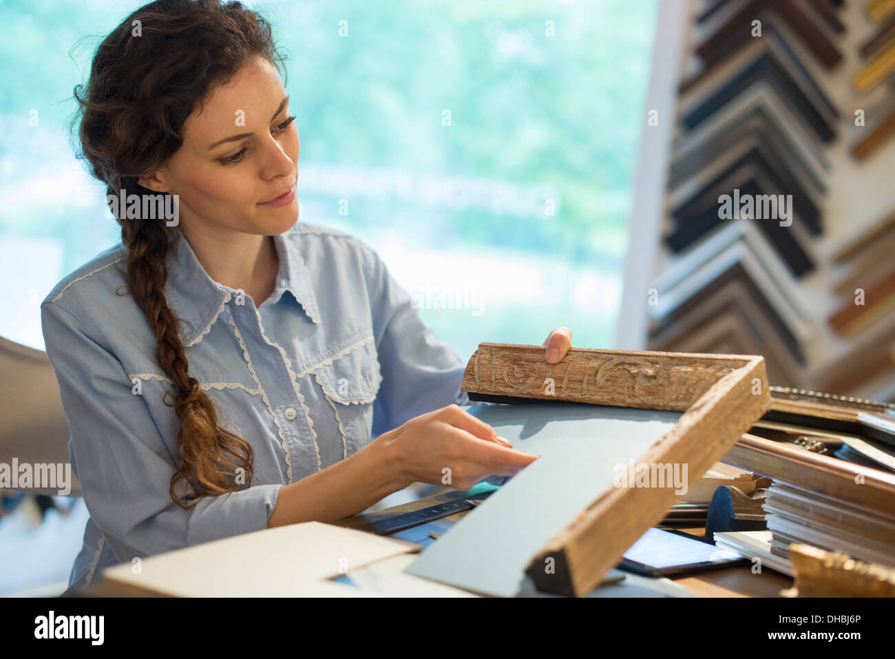 Women framing a picture hi-res stock photography and images - Alamy