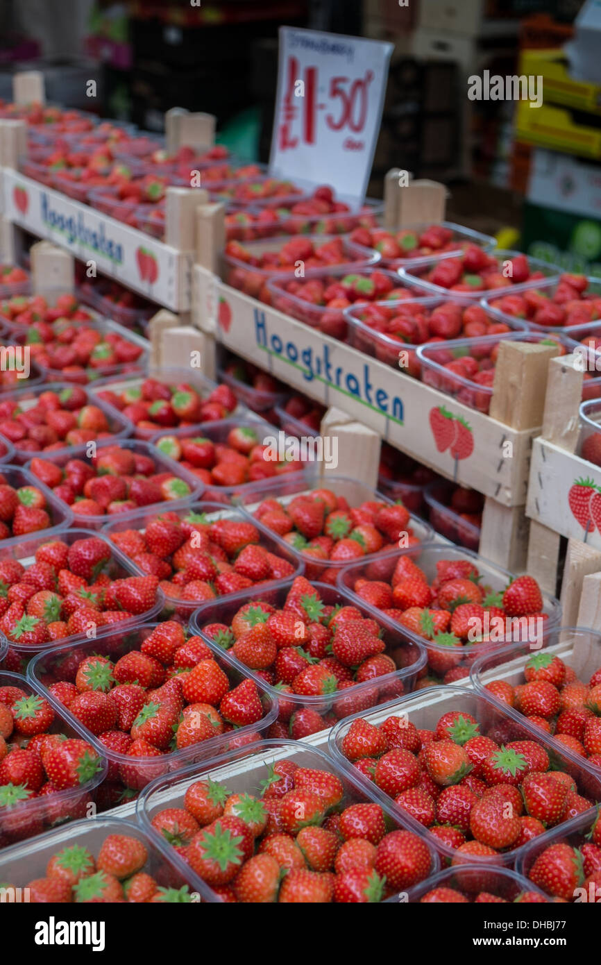 Strawberries display fresh punnet hi-res stock photography and images ...